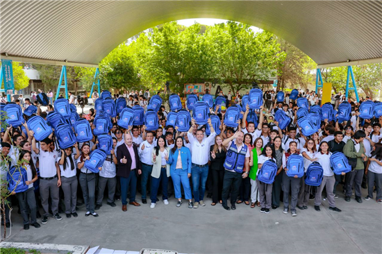 Marco Bonilla cierra mega entrega de mochilas en el CBTIS 122. | La Voz de Chihuahua